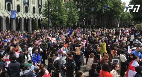პარლამენტის წინ შეკრებილ აქციის მონაწილეებს სხვადასხვა უნივერსიტეტის
