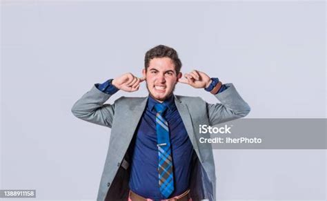그의 귀를 고립시키고 고립된 배경에 귀를 가리는 남자 귀에 손을 대고 재미있게 만드는 사람 문제를 무시하는 남자 가리기에 대한