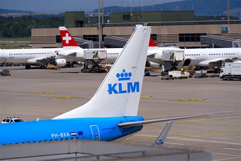 스위스 국제 공항에서 Klm 로얄 네덜란드 항공 흰색과 파란색 비행기의 비행기 0명에 대한 스톡 사진 및 기타 이미지 0명