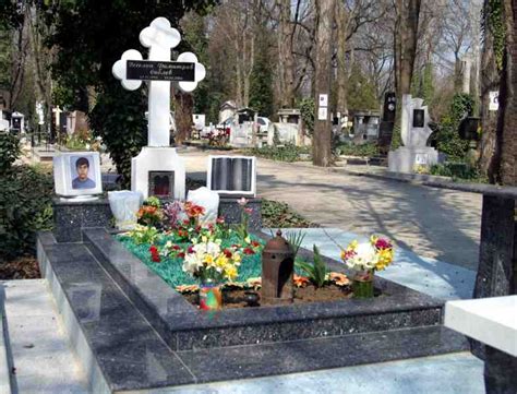 Оригинален надгробен паметник на Веско Саблев