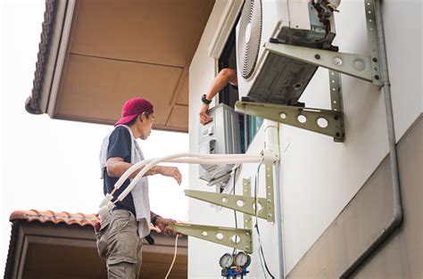 에어컨 수리 및 유지 보수를 위한 수리공 서비스 팀 기술자는 새 에어컨을 설치합니다 25 29세에 대한 스톡 사진 및 기타 이미지 25 29세 2명 건설 산업