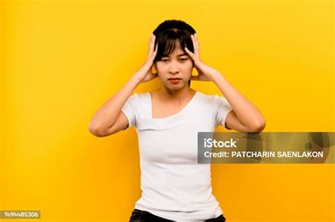 편두통 심한 두통 현기증 지나치게 생각하고 지나치게 생각하고 영화에서 일하고 열심히 일하면서 피곤합니다 20 24세에 대한 스톡