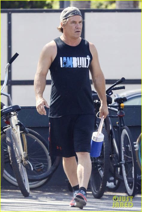 Photo Josh Brolin Puts Buff Biceps On Display En Route To The Gym 03