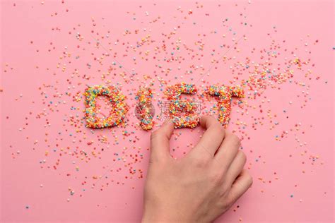 近距离观察用糖果和人手握着信件健康饮食概念制高清图片下载 正版图片502558062 摄图网