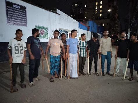 Bangladesh Hindu People Patrolling ঢাকায় রাত জাগছে হিন্দুরা লাঠি হাতে টহল দিচ্ছে মেয়েরাও