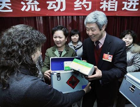人大代表送流动药箱进社区