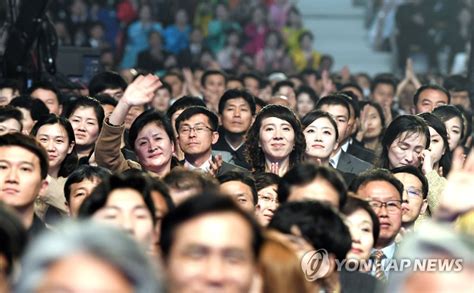 우리는 하나 공연 감상하는 북한 관객들 연합뉴스