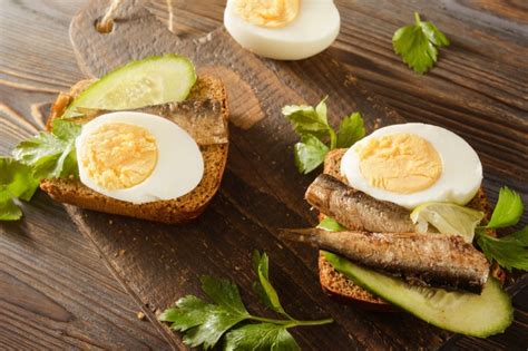 Коли потрібен швидкий перекус бутерброди з яйцем та шпротами Новости Section Ukr Net