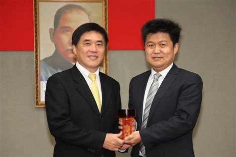 臺北市政府工務局大地工程處 市政推動得獎專區 得獎照片 工務局大地處榮獲「2012國家卓越建設獎」社區營造空間類金質獎，請大地處林處長代表陳獻獎盃。