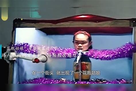 “花瓶姑娘”身体被塞进花瓶，被路人当场揭穿，场面十分尴尬！
