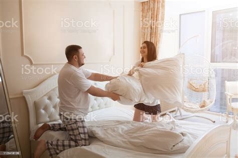 쾌활 한 사랑 부부 남편 그리고 Wifeis 아침에 침대에서 베개 싸움 2명에 대한 스톡 사진 및 기타 이미지 2명 가정