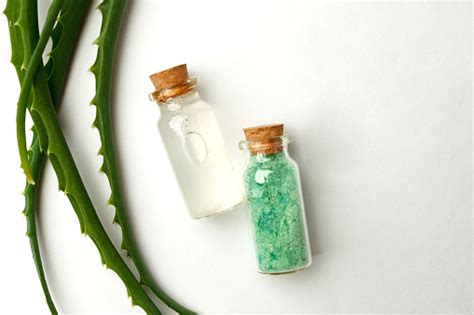 신선한 알로에 베라 잎과 알로에 베라 주스와 흰색 바탕에 향기로운 허브 바다 소금의 유리 스파 웰빙 분명 근접 촬영 0명에 대한 스톡 사진 및 기타 이미지 Istock