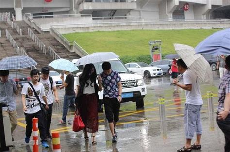 大哥小苍恋情曝光：共赴杭州看比赛 举止亲密 新浪英雄联盟专区