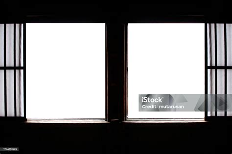 간단한 나무 창 중간에 빈 여백이있는 일본 전통 가옥의 일부 구조 0명에 대한 스톡 사진 및 기타 이미지 0명 건축