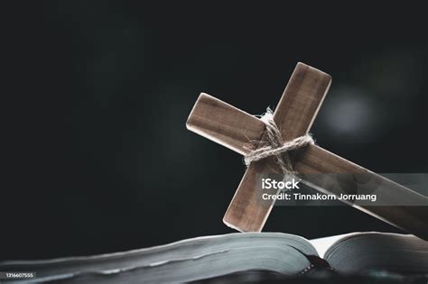 성경 신 예수 나무 십자가에 나무 기독교 십자가의 클로즈업 교회에 대한 스톡 사진 및 기타 이미지 교회 신교 기독교 신문