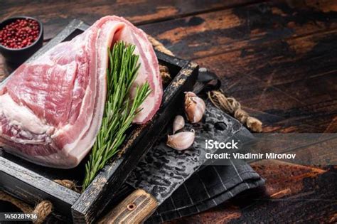 유기농 요리되지 않은 돼지 고기 배 백리향이있는 나무 접시에 생 베이컨 고기 나무 배경 맨 위 보기입니다 복사 공간 0명에 대한