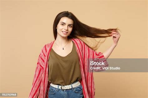 캐주얼 한 옷 카메라 스튜디오에서 파스텔 베이 지 벽 배경에 고립 된 머리를 들고에서 아름 다운 젊은 여자의 초상화 사람들은