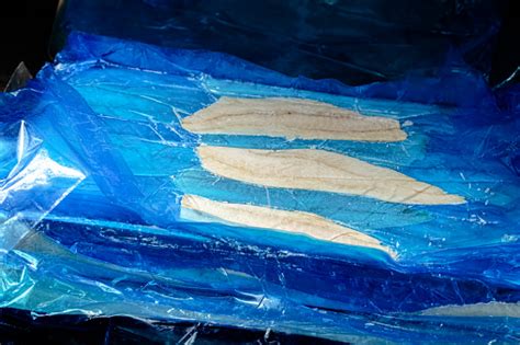 어두운 나무 판자 어두운 빛 상단 측면보기 주위에 골판지 플라스틱에 냉동 패키지에 빨간색과 흰색 물고기 필렛의 조각 열기 건강한 생활방식에 대한 스톡 사진 및 기타 이미지