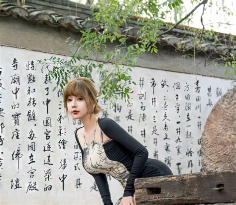 星颜社性感女神王雨纯高开叉长裙搭配黑丝美腿户外写真 哔哩哔哩