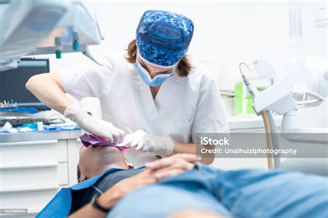치과 진료소 환자에게 근관 수술을 수행하는 의사 치내요법에 대한 스톡 사진 및 기타 이미지 치내요법 30 34세 35