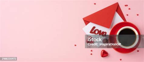 하트 장식이 있는 분홍색 배경에 빨간 커피 한 잔과 사랑 테마 편지의 평면도 발렌타인 데이 축하 및 낭만적 인 순간에 딱 0명에