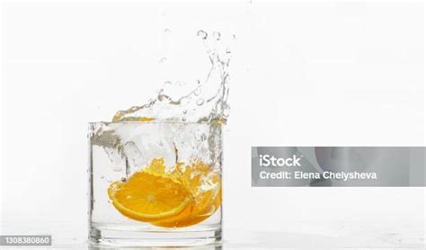 액체 떨어지는 오렌지 슬라이스 흰색 배경에 물 튀김 유리 용기 공중에 대한 스톡 사진 및 기타 이미지 공중 유리잔 따르기 Istock