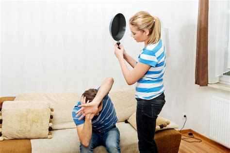 Premium Photo Woman Hitting Man With Frying Pan At Home