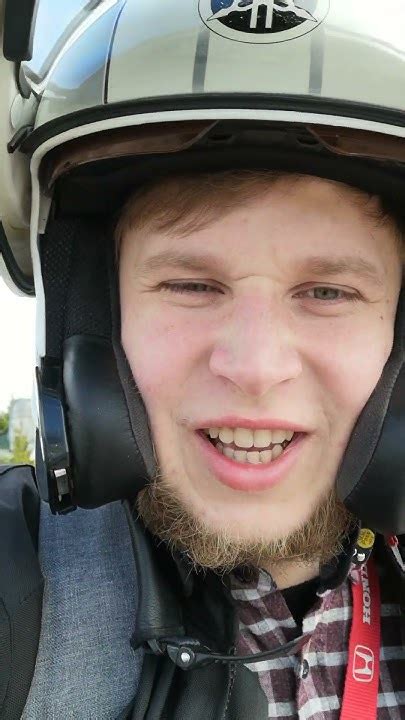 в шлеме на велосипеде Youtube