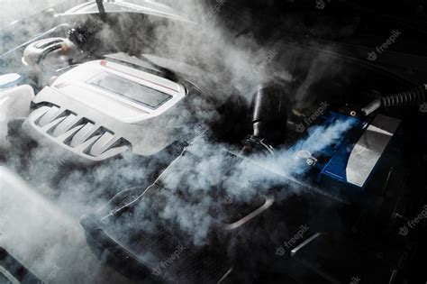 Proceso De Limpieza A Vapor Del Motor Del Automóvil Del Polvo Y La