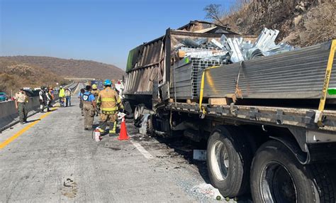 Muere calcinado chofer de tráiler tras choque en Macrolibramiento