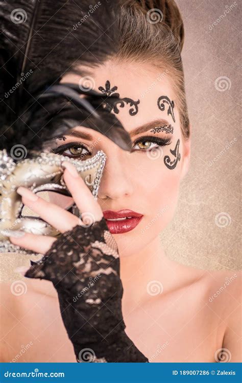 Sexy Caucasiaans Model Met Decoratieve Tatoeage Op Haar Gezicht Met