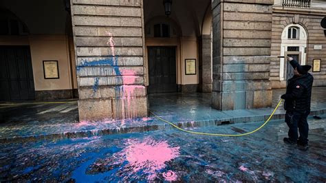 Climat Des Activistes Jettent De La Soupe Sur Un Tableau De Van Gogh