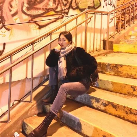 대학생 때 물리교양수업의 교수님 가끔 생각난다 이 교수님이 강의실에 들어오실 때마다 나는 느꼈어 이 공기가 살짝 바뀌는 극성의 느낌 깔끔하게 정리된 숏단발