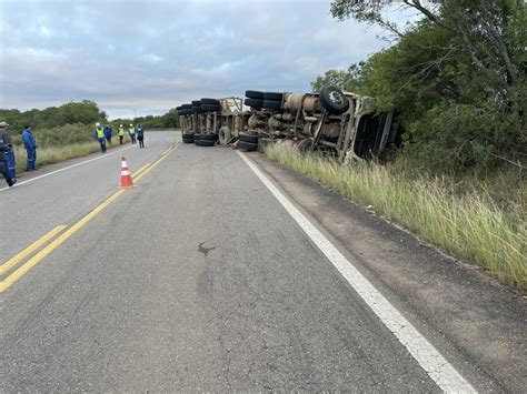 Cachoeirense morre em tombamento de caminhão carregado toras