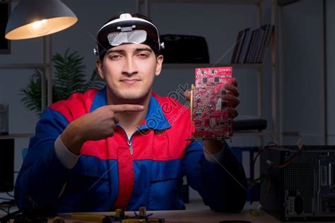 저녁에 Pc에서 작업하는 컴퓨터 기술자 사진 사진 무료 다운로드 Lovepik