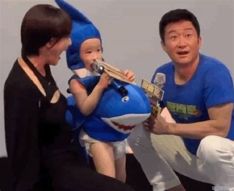 吴京骑单车赶路演 现场被小朋友喊爷爷一脸错愕 搜狐大视野 搜狐新闻