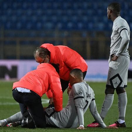 Mbappé perde dois pênaltis no mesmo lance e é substituído por lesão