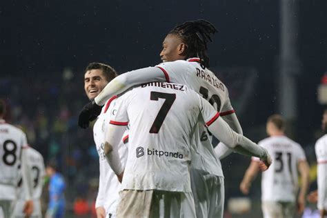 Em Jogo Marcado Por Expulsões Milan Cresce No Segundo Tempo E Vence O