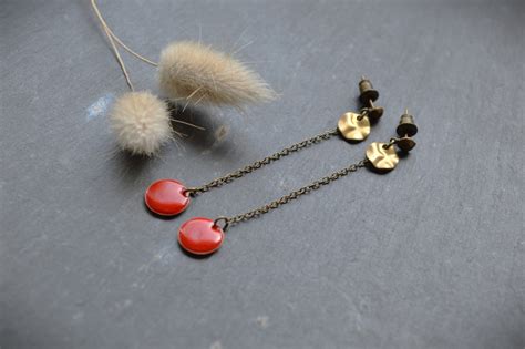 Boucles d oreilles pendantes sequin rouge et métal couleur bronze idée cadeau hippie chic Etsy