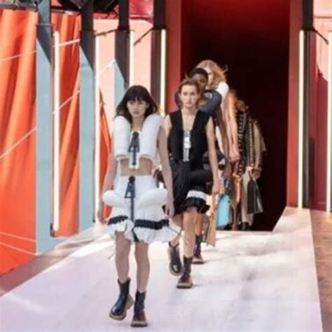 Lvmh财报速递 中国市场仍未恢复，美妆和香水部门表现最差，时装皮具部门收入大涨22