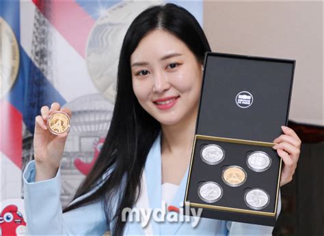 공개되는 파리 2024 올림픽 공식 기념주화 Md포토