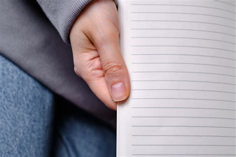 여성의 손이 복사 공간이 있는 빈 메모장을 들고 있습니다 텍스트를위한 장소 개념에 대한 스톡 사진 및 기타 이미지 개념
