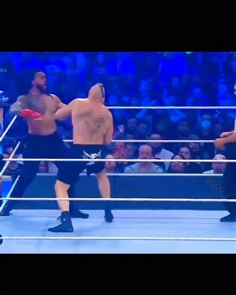 رومان رينز ضد بروك ليسنر فائز في راسلمينيا 2022 😁 Youtube