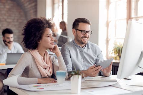 현대 사무실에서 프로젝트에서 작업 하는 기업 들의 그룹 2명에 대한 스톡 사진 및 기타 이미지 2명 남자 남자 사업가 Istock