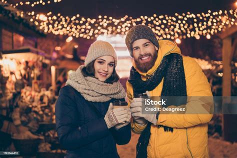 사진 두 사람 커플 남자 아가씨 와 뜨거운 음료 에 손 X마스 밤 지출 시간 마술 땅 신년 쇼핑 시장 따기 선물 부모를 위한 재킷 을 착용 외부 2명에 대한 스톡 사진 및