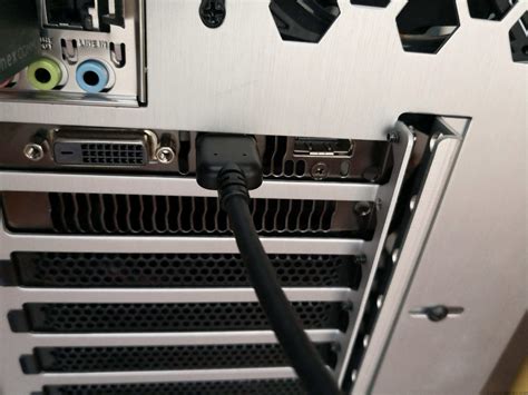 Hdmiやdisplayport、dvi、d Subなど形状は色々ありますが、モニターとつながっているのがそうです。