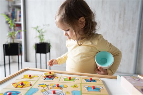 나무 퍼즐과 큐브 장난감 조기 아동 발달 및 몬테소리 아이 개념을 가지고 집에서 노는 한 명의 여자 아기 유아 가정 생활에 대한 스톡 사진 및 기타 이미지 Istock