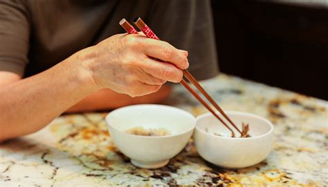 도자기 접시 위에 놓인 나무 젓가락은 아시아의 식사 문화와 전통 식기를 미니멀한 분위기로 표현하고 있습니다 고급 요리에 대한
