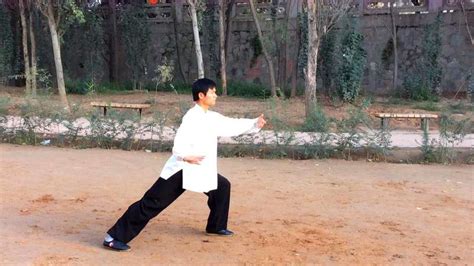 一定要明白 学拳看关键 武当太极拳挂弧腿重点是步法和劲法体育武术好看视频