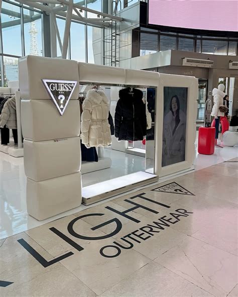 서울더핫플 서울맛집 서울카페 서울여행 서울가볼만한곳 수지가 픽한 게스 페더라이트 컬렉션과 블랙라벨 컬렉션을 한눈에 만나볼 수 있다고 가볍고 보온성 높은 실버 브라운